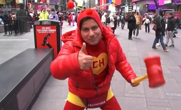 El “Chapulín Colorado” de Times Square y su gran amistad con Ivana ...